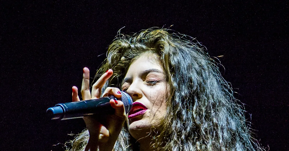 Lorde Opens Up In Exclusive Teen Vogue Interview - Fame10