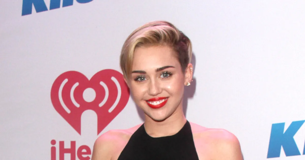 Fan Disguised As Cleaner Gets Backstage At Miley Cyrus Concert - Fame10