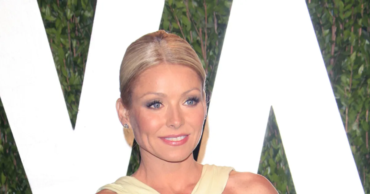 Kelly Ripa Gets Soaked On 'The Tonight Show'! - Fame10