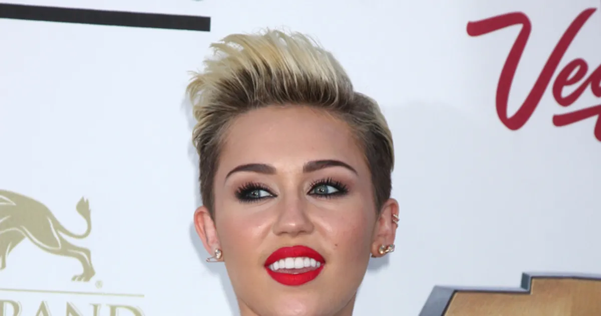 Miley Cyrus Undergoes Wrist Surgery - Fame10
