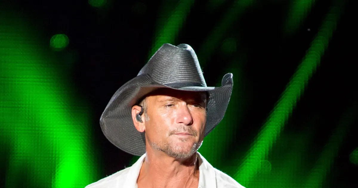 Tim McGraw Falls On Stage While Performing In Nevada - Fame10