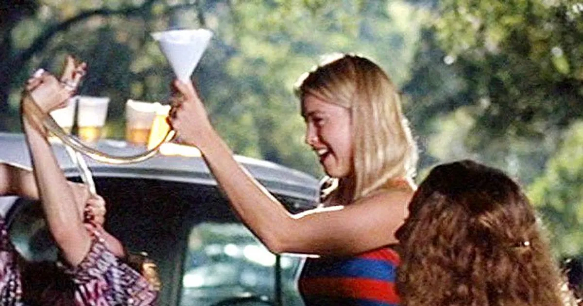 10 Famous Stars Who Got Their Starts As Extras - Fame10